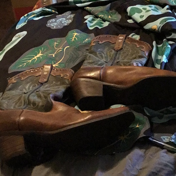 Ariat | Shoes | Great Price Ariat Western Boots With Patterned Design ...